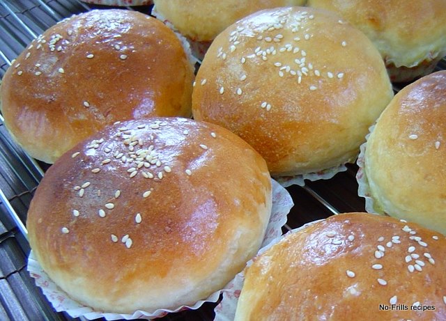 Savoury hafsa Steak Savoury Buns per dozen – Hyperama - South African ...